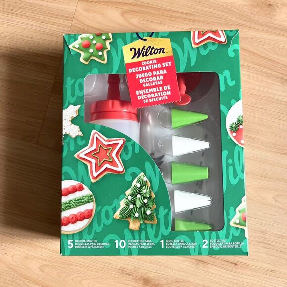 Wilton | Kitchen | Wilton 8 Pc Holiday Cookiecake Decorating Set 224 ...